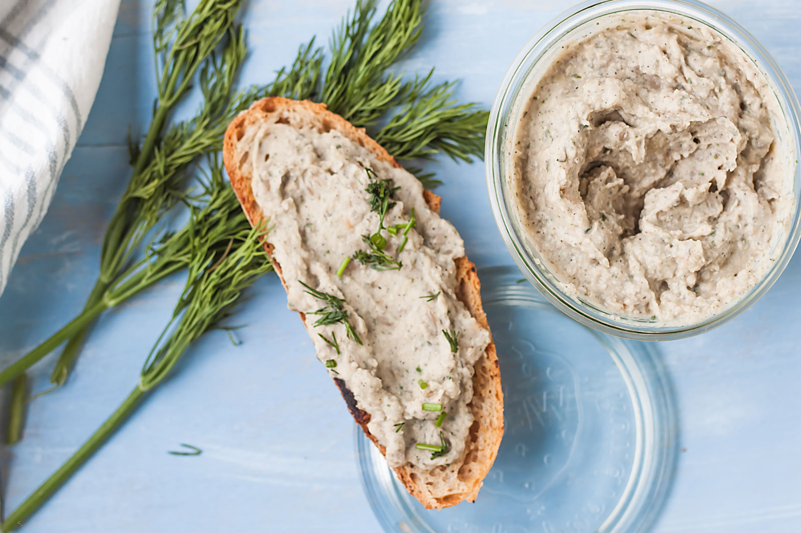 Pasta Z Białej Fasoli Z Pieczonym Czosnkiem i Słonecznikiem