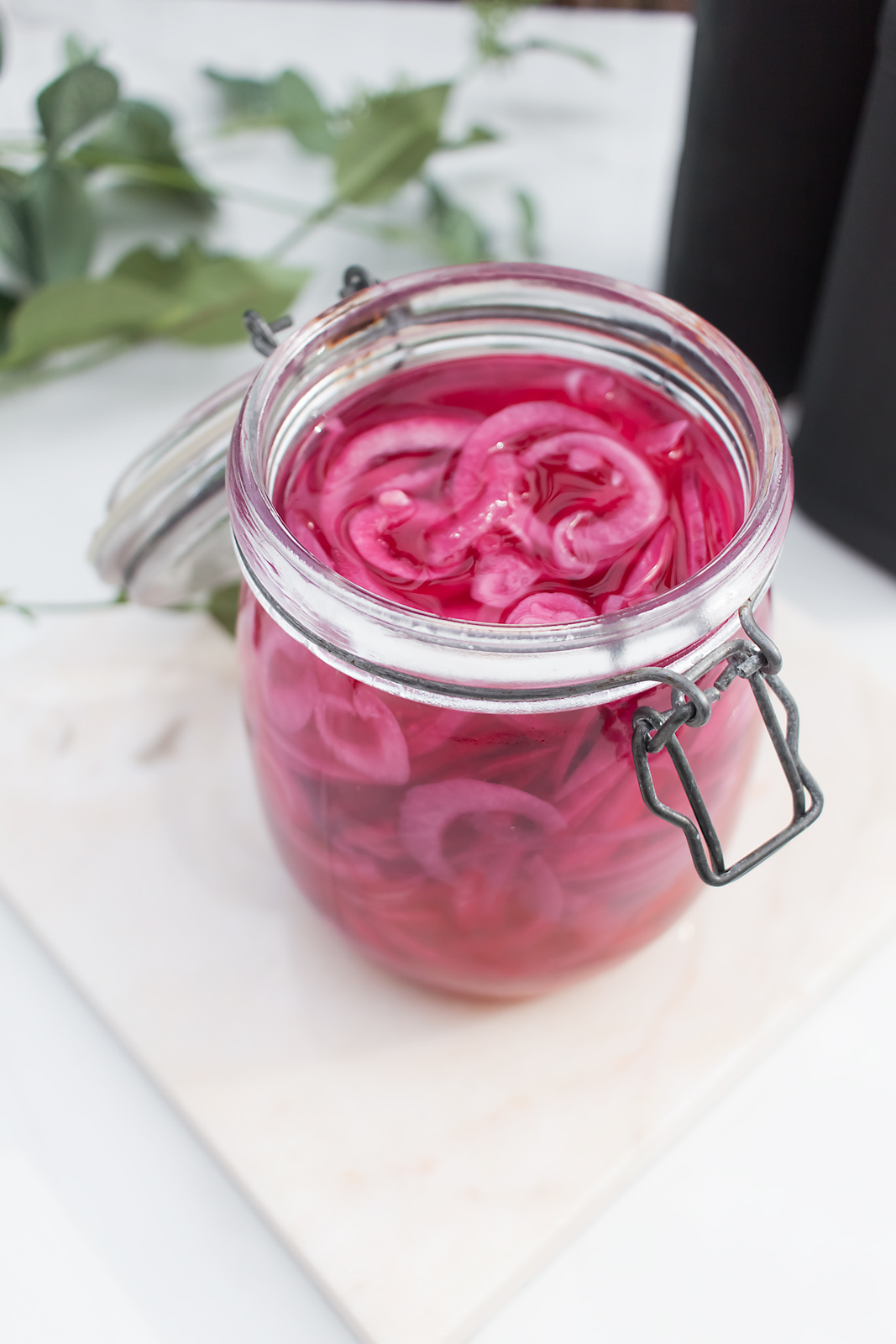 Jak zrobić marynowaną czerwoną cebulę? Prosty przepis na piklowaną cebulę