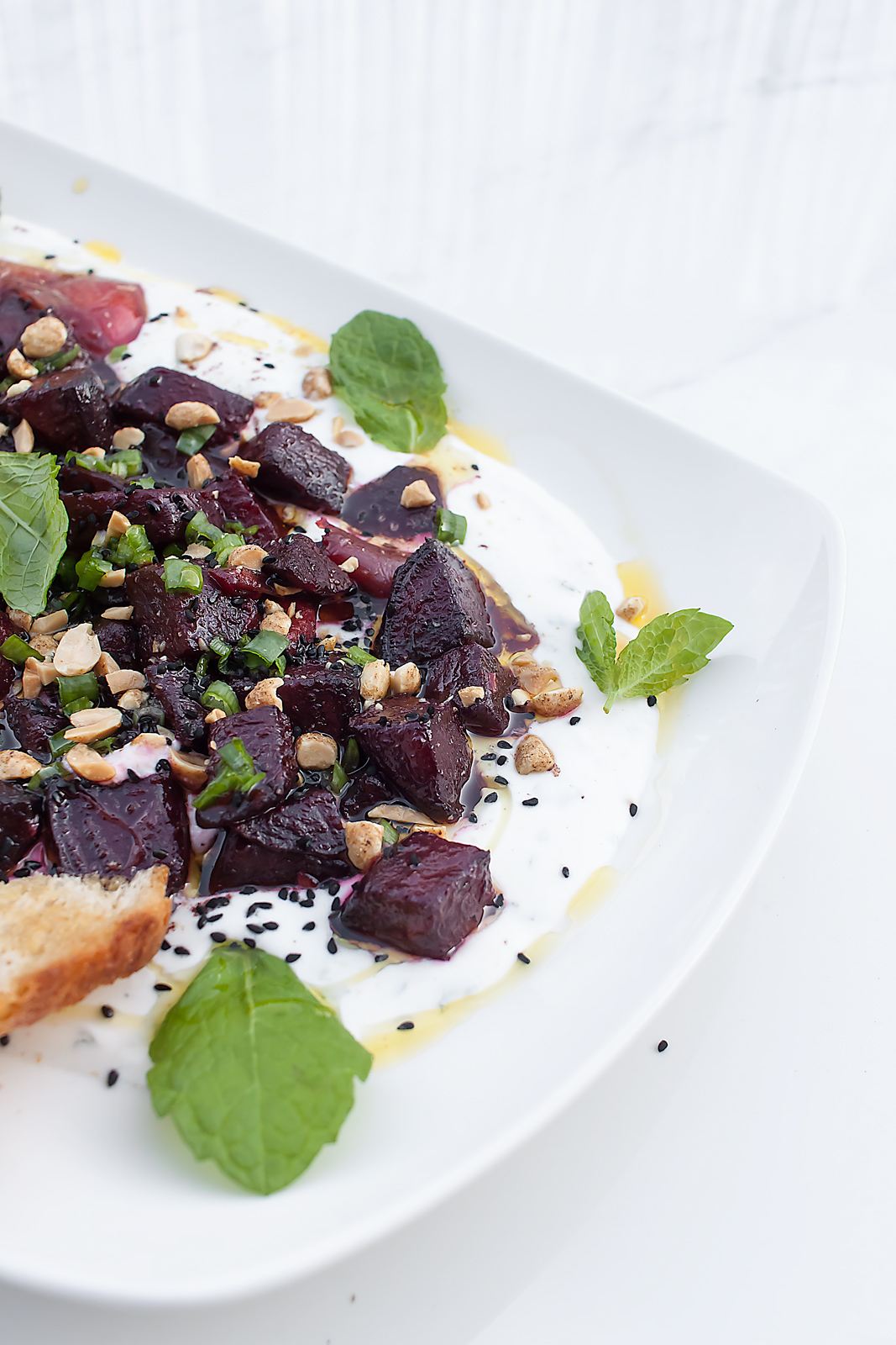 Pieczone buraki na ziołowym jogurcie z czosnkiem i orzeszkami